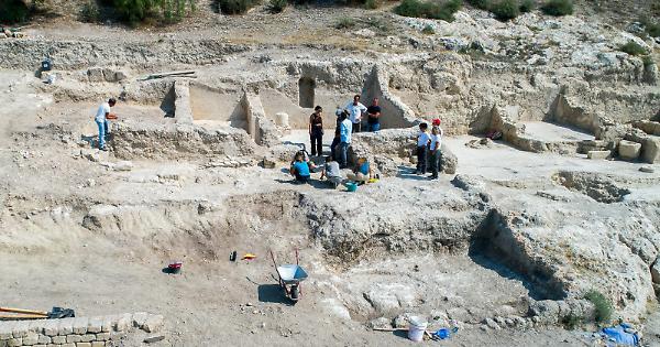 Riprendono gli scavi archeologici sul Monte Sant’Angelo di Licata - La ...