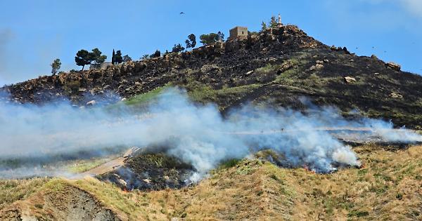 Inferno di fuoco ad Agrigento, fiamme alla rotonda Giunone e sotto la ...